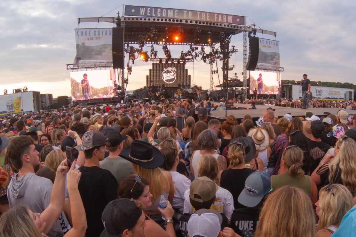 Luke Bryan Just Turned Farm Life Into a Full Concert and Even The Cows ...